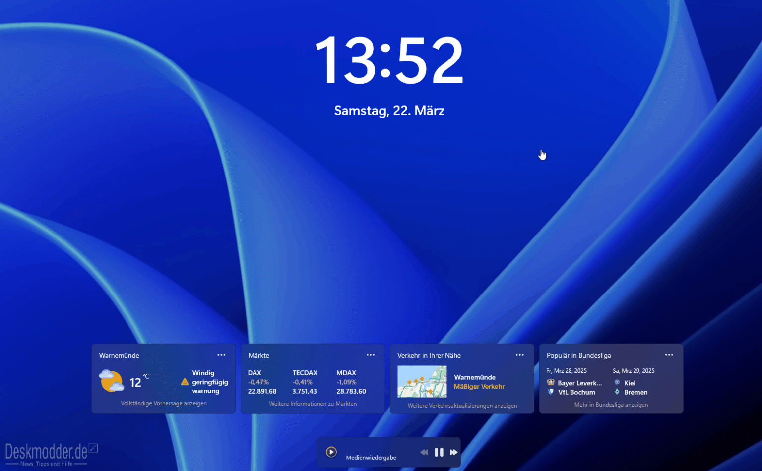 Windows 11 Sperrbildschirm mit mehreren Widgets und Mediensteuerung ...